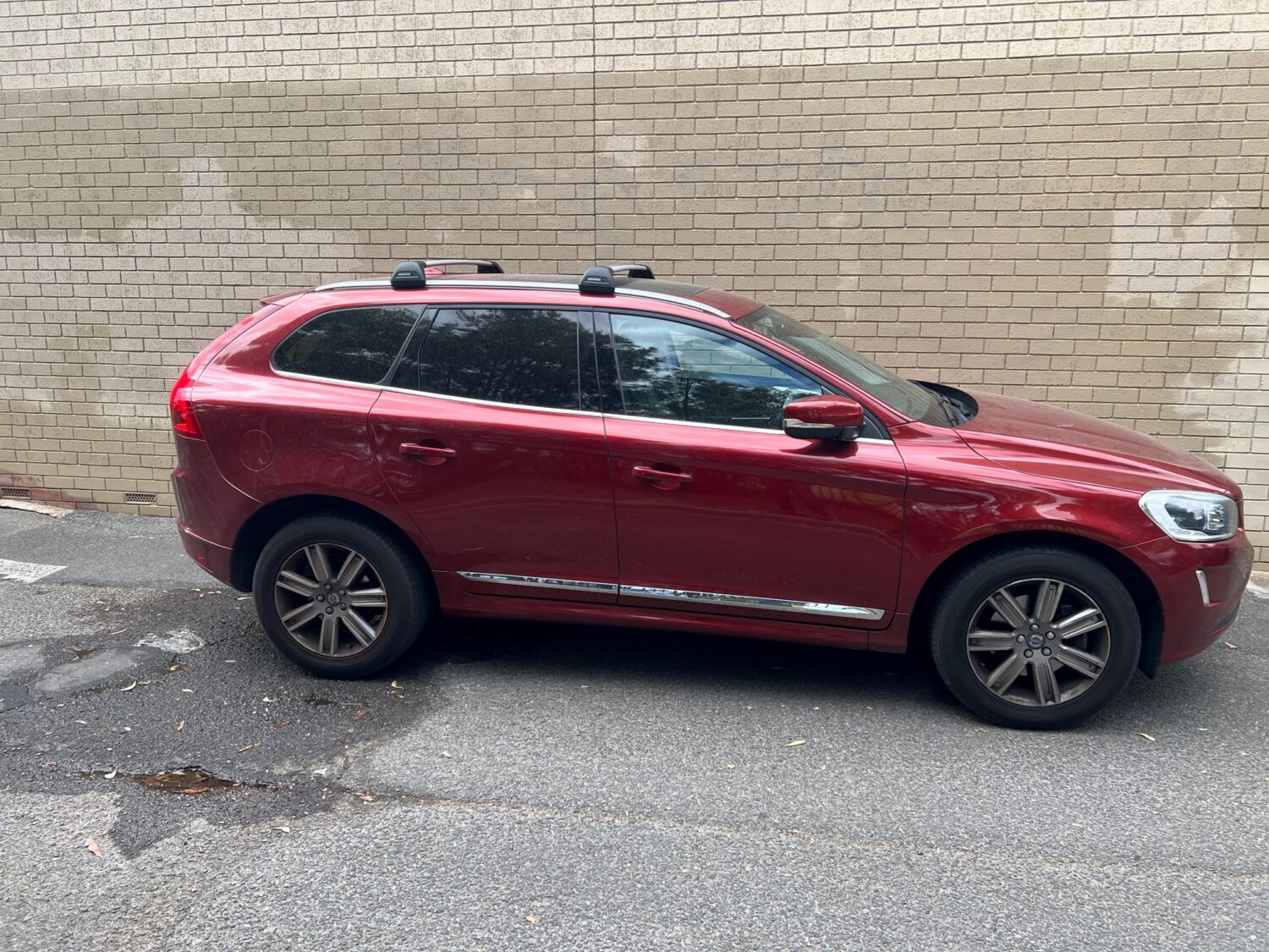 Volvo XC60 with Flush Roof Rails Yakima Flush Bar Roof Racks (03/09 ...