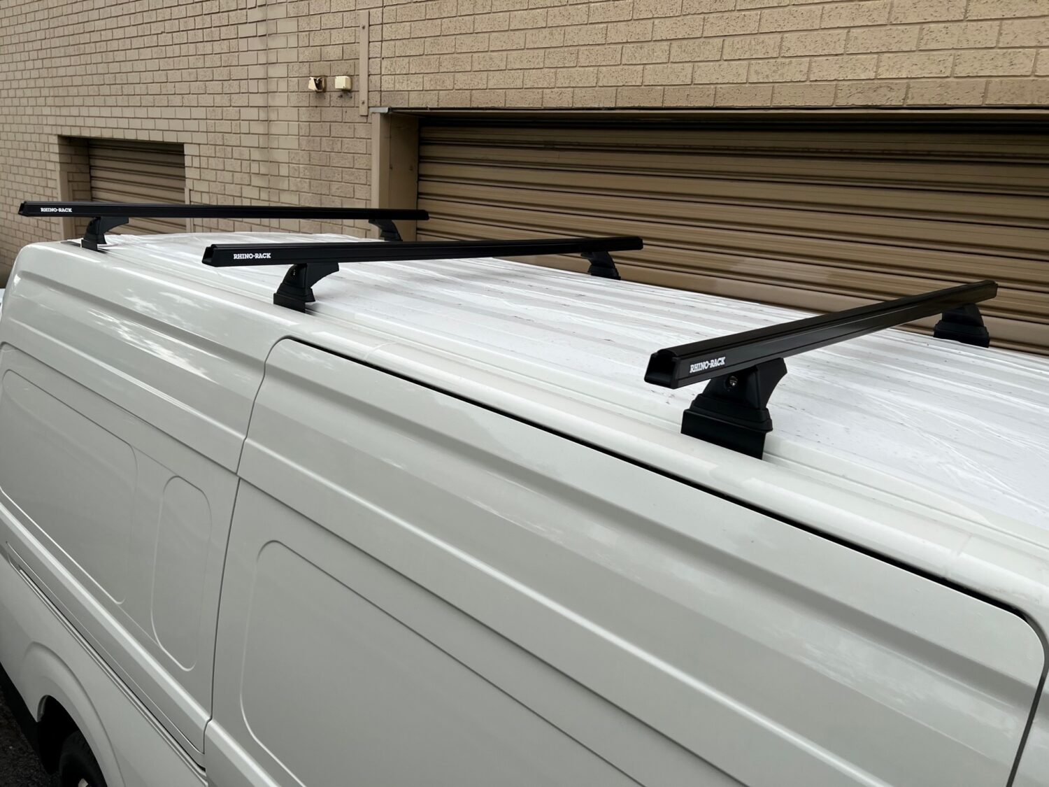 Toyota Hiace SLWB Gen6 06/2019on Rhino-Rack Black Roof racks (3 Bar ...