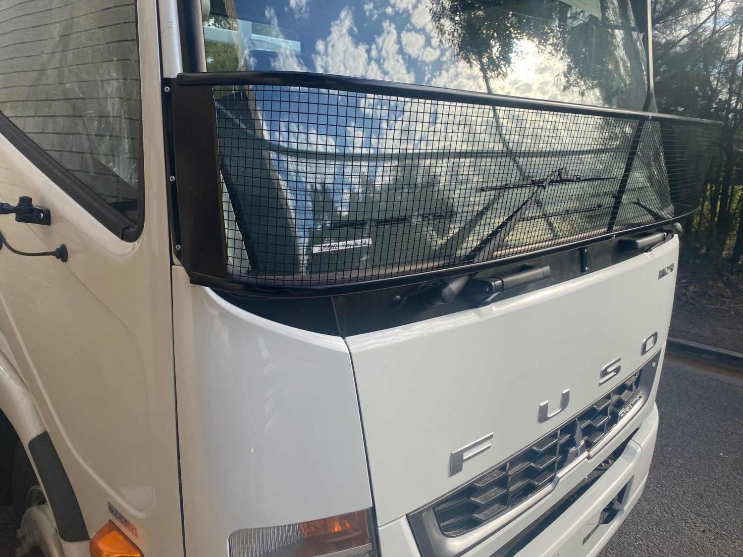 Mitsubishi / Fuso1995on FM Standard Cab Black Windscreen Stone ...