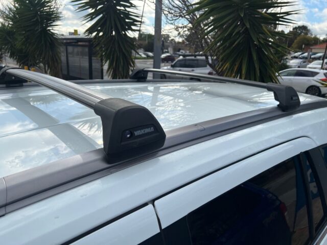 Isuzu Mux Gen2 2021on (with roof rails) Black Thru Bar Yakima (pr ...