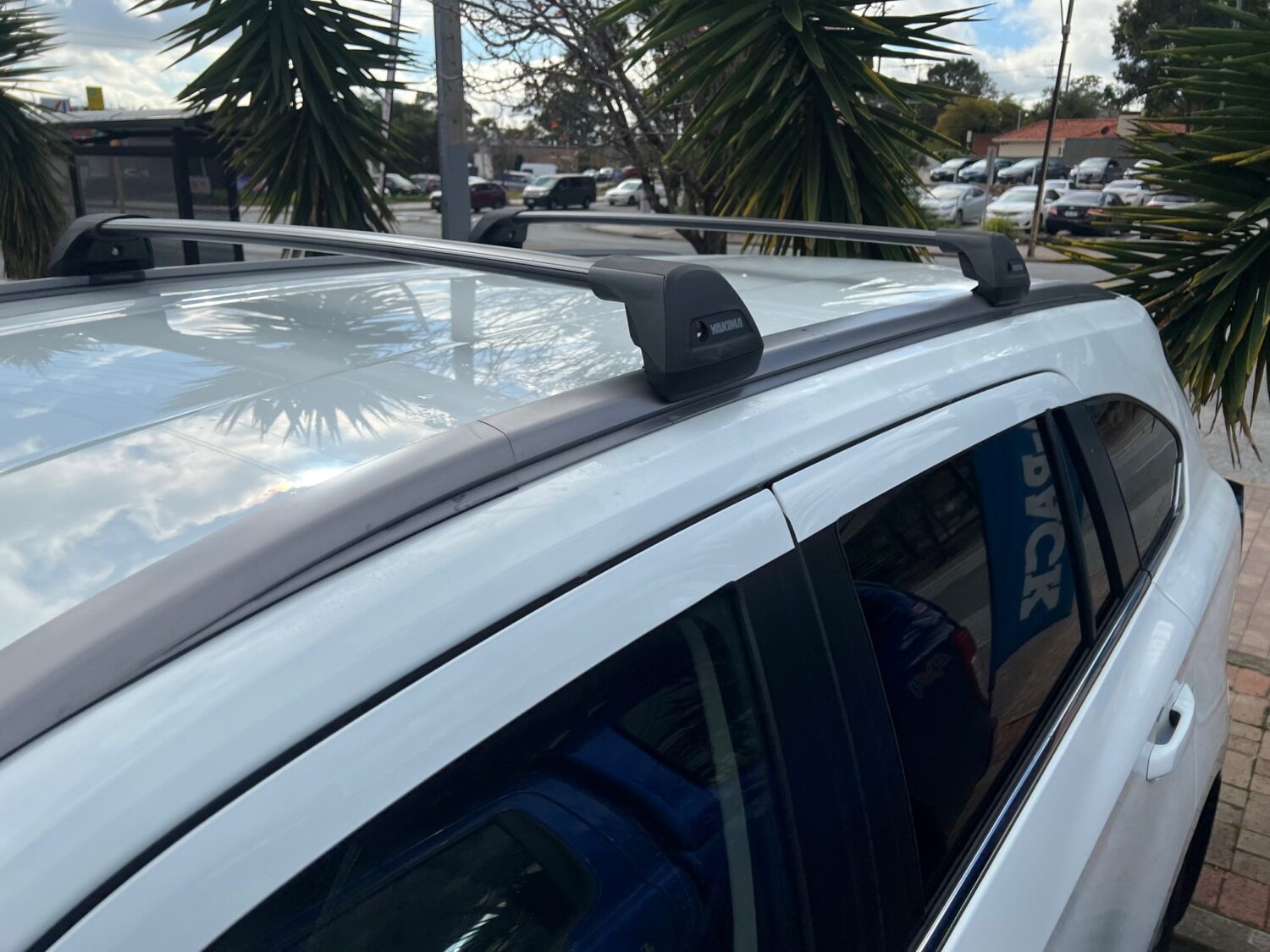 Isuzu MUX Gen2 2021on (with roof rails) Black Flush Bars Yakima (pr ...