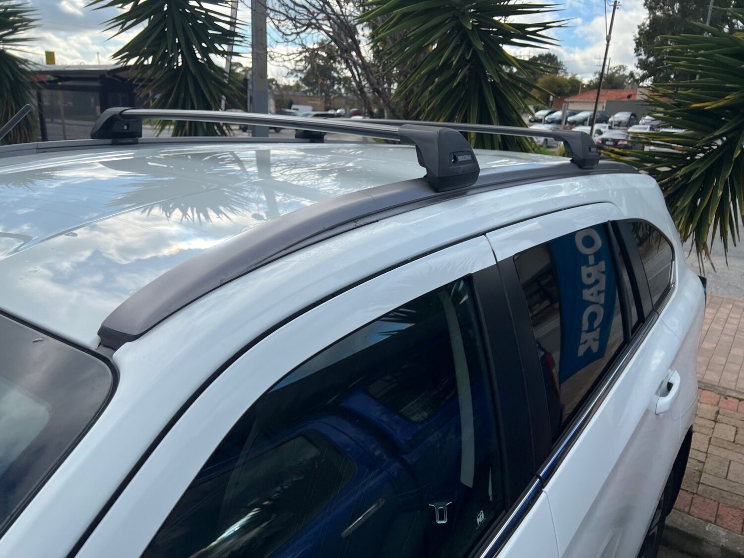 Isuzu MUX Gen2 2021on (with roof rails) Black Flush Bars Yakima (pr ...